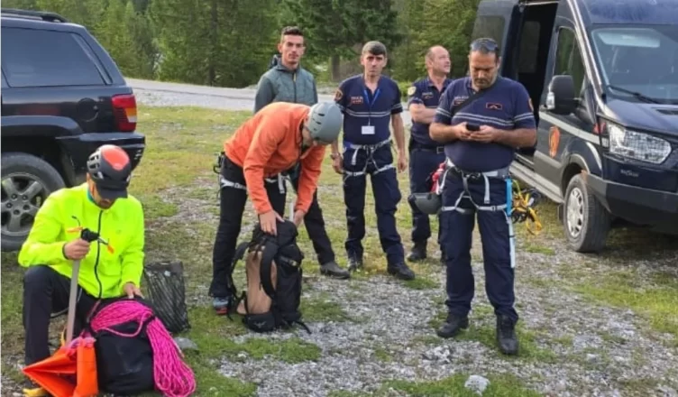 Aksidentohet grupi i turistëve teksa ngjiste Majën e Jezercës, dyshohet ... Aksidentohet grupi i turistëve teksa ngjiste Majën e Jezercës, dyshohet ...