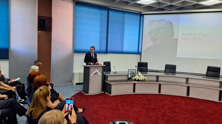 "Ai me miqtë e unë me vajzën time të vogël në parkun e qytetit", Kurti ...