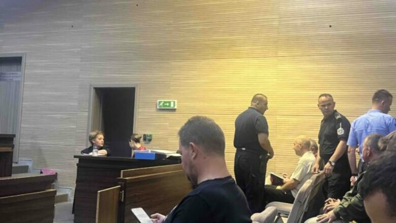 Dëshmitarët rrëfejnë për maltretimet e të burgosurve shqiptarë nga i ... Dëshmitarët rrëfejnë për maltretimet e të burgosurve shqiptarë nga i ...
