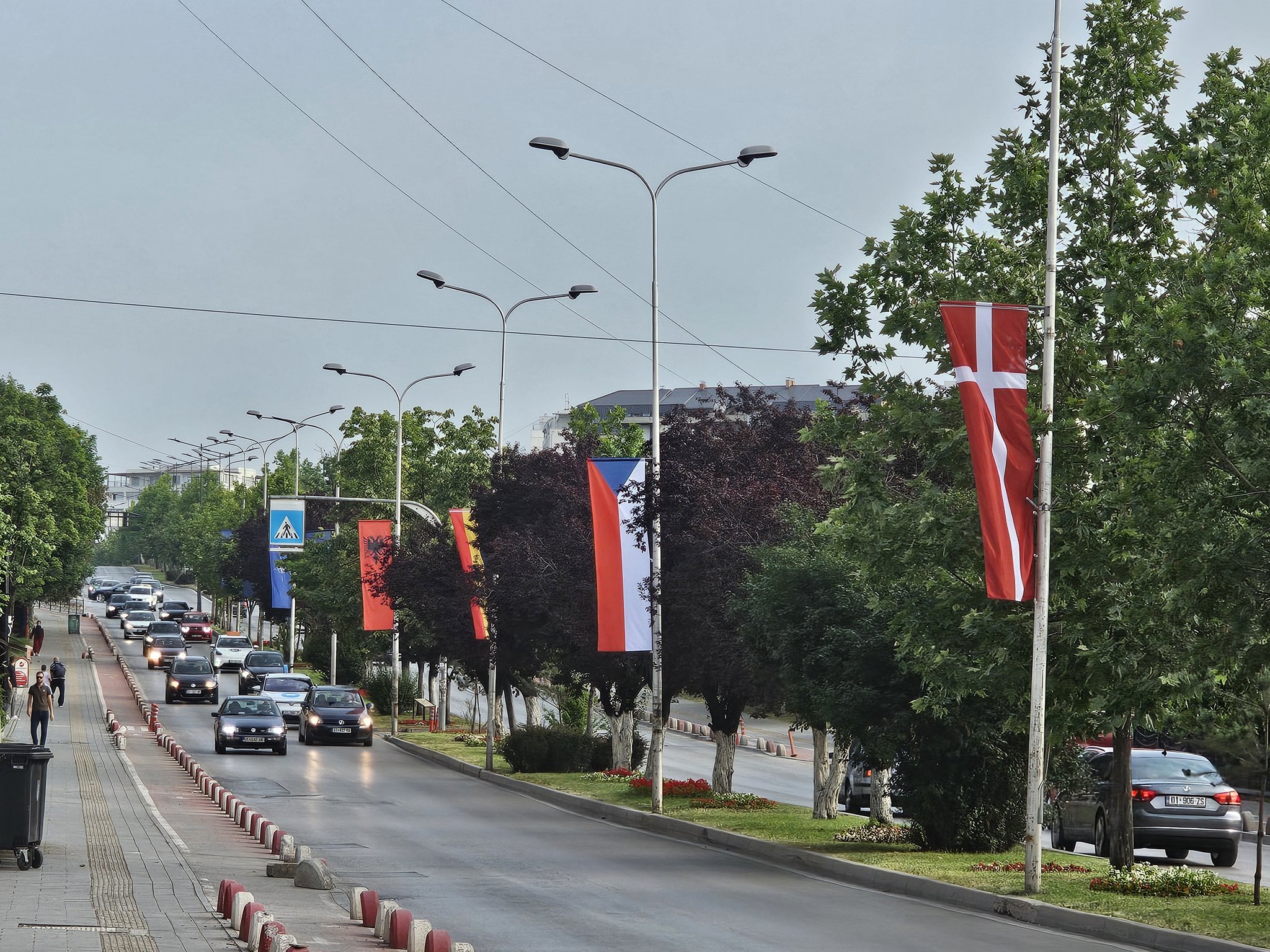 Rrugët e Prishtinës dekorohen me flamuj të aleatëve për Ditën e ...