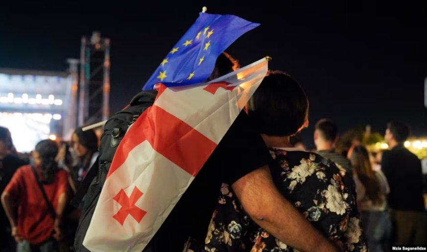 Lideri i opozitës në Gjeorgji rrihet dhe tërhiqet zvarrë në rrugë ...