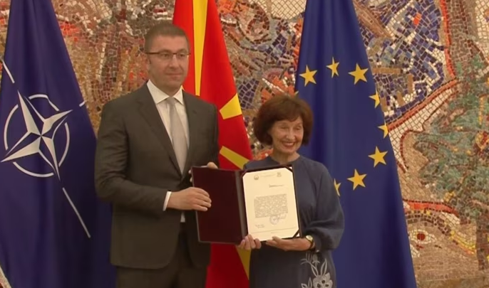 Hristijan Mickovski merr mandatin për formimin e qeverisë në Maqedoninë ...