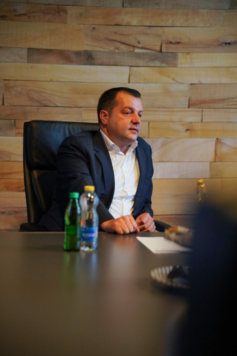 Shkëlqim Devolli pret kryeministrin e Shqipërisë Edi Ramën dhe ish ...