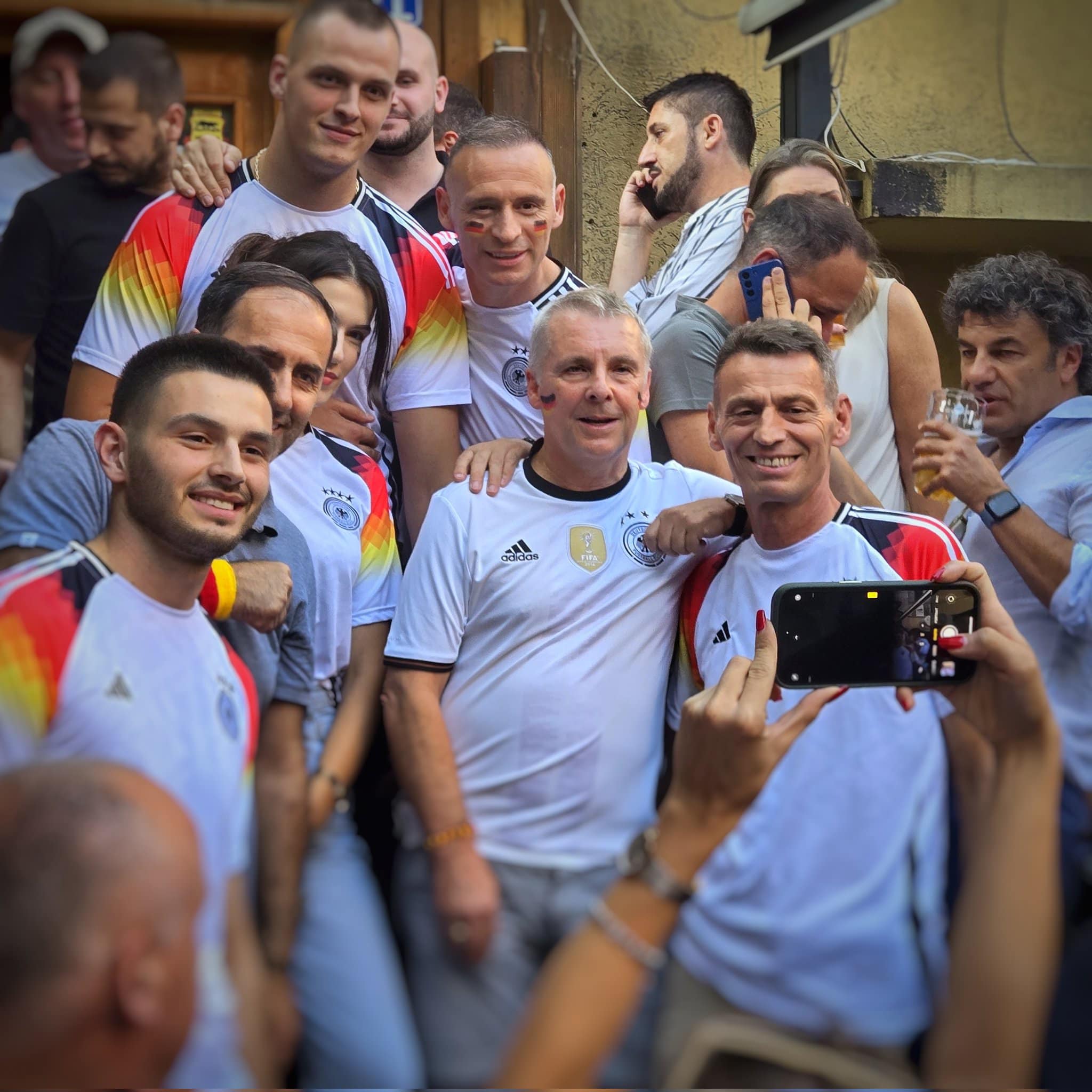 Rohde i ngjyrosur me flamuj- "Faleminderit Kosovë për mbështetjen ndaj ...