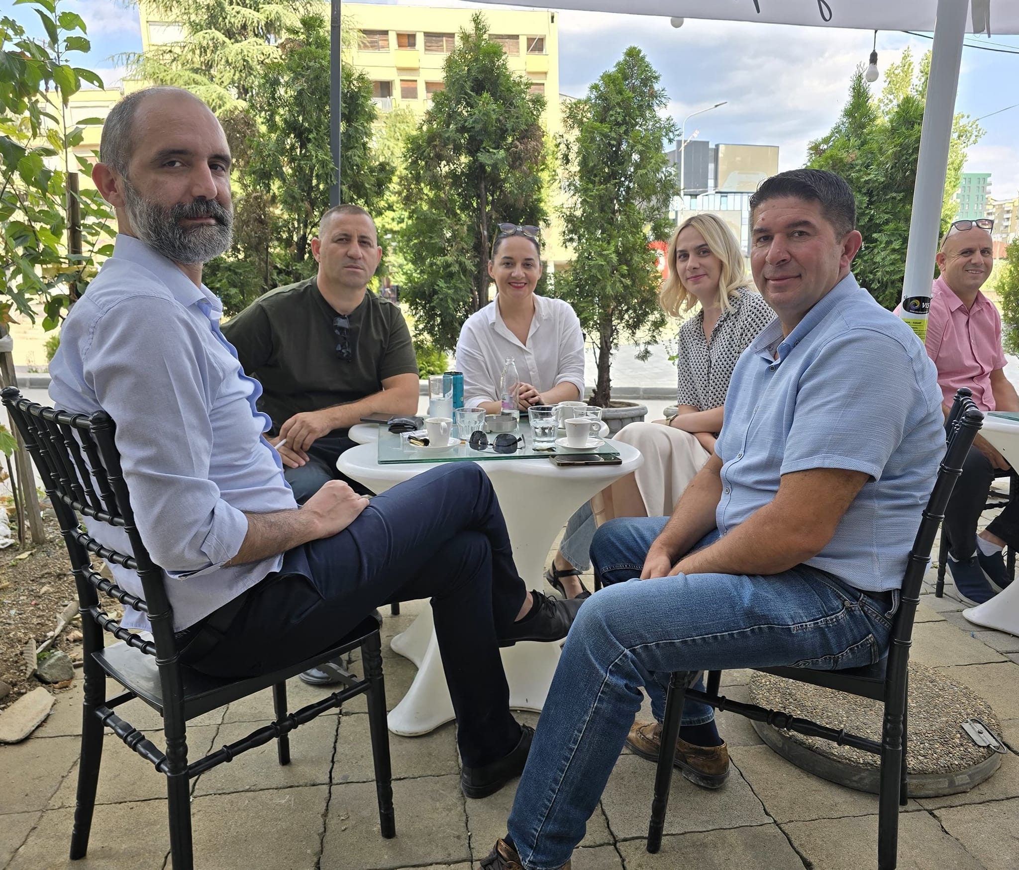 "Kështu e ka jeta", deputetët e VV'së e shijojnë kafenë në Veri, Fitore ...