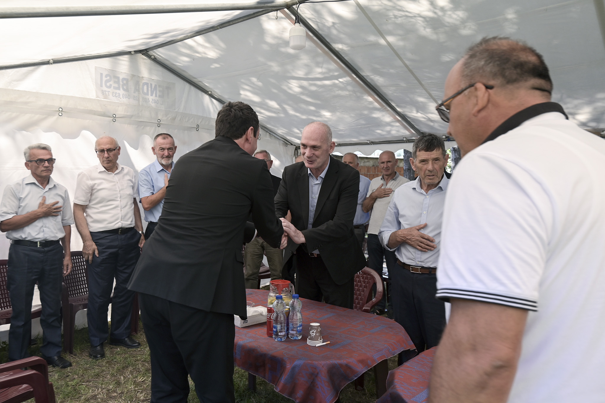 Kurti shkon për ngushëllime te familja e deputetit Fatmir Humolli për ...