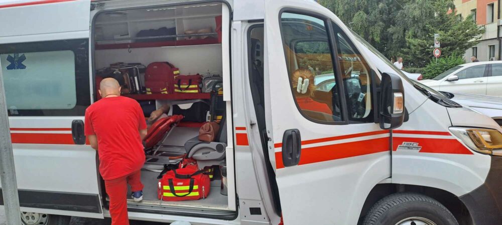 Autobusi i trafikut urban godet një shtyllë, shoferit iu keqësua ...