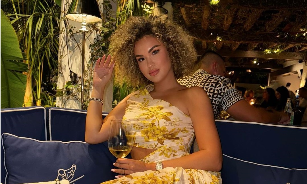 Arta me disa foto të zakonshme, por pozon me stil me një fustan veror ...