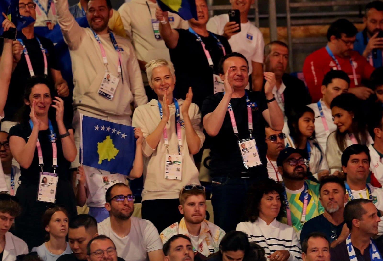 "Shkëlqimi i argjendtë", Kurti shkruan për meçin e Distrias: Jemi ...