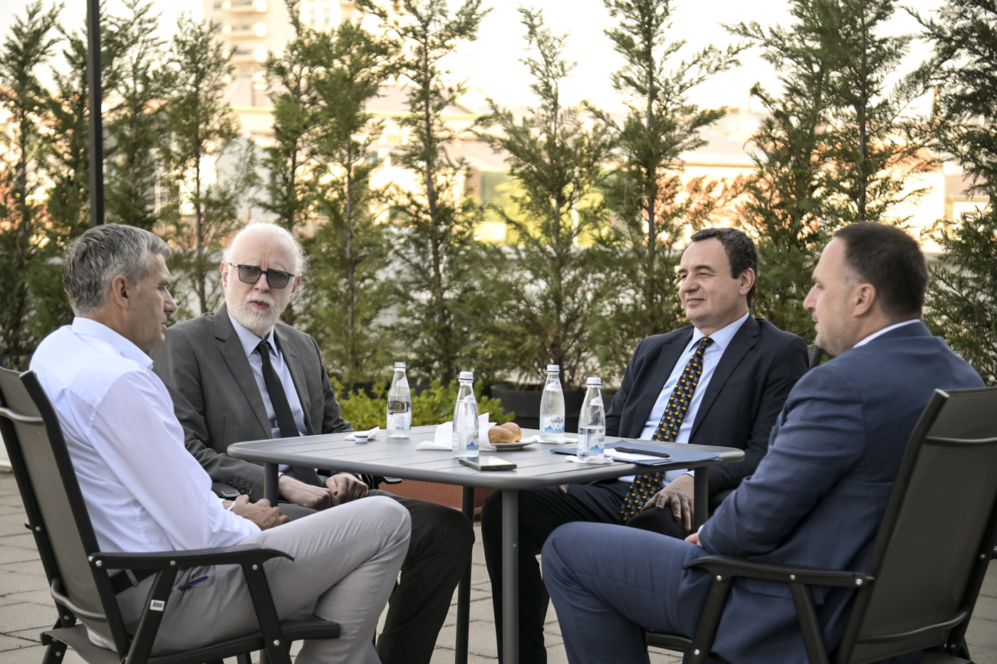 Kurti e përgëzon ud.drejtorin dhe ekipin e e ASK-së për procesin e ... Kurti e përgëzon ud.drejtorin dhe ekipin e e ASK-së për procesin e ...