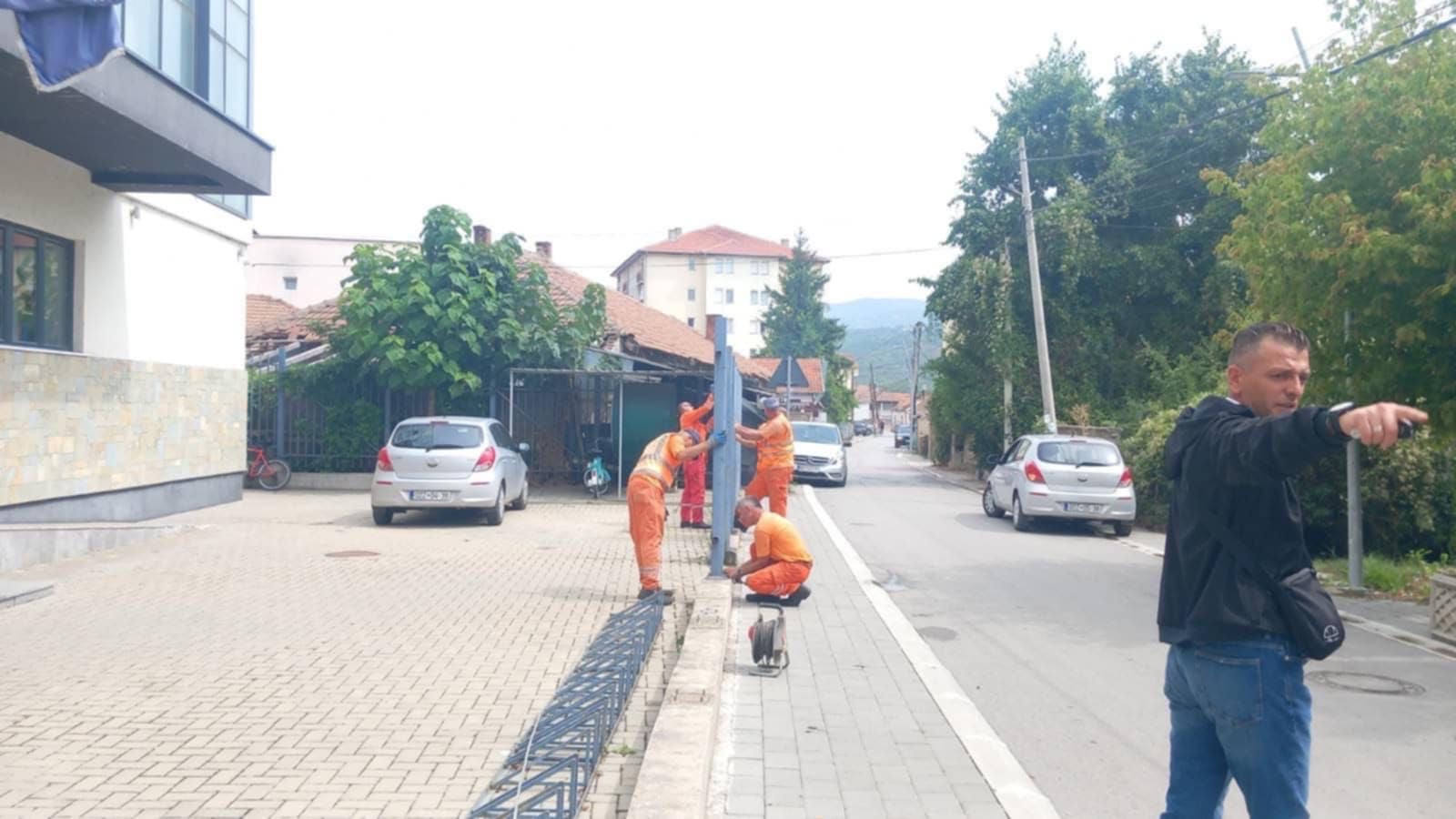 Atiq thotë se i kanë larguar grilat që e rrethojnë objektin e Komunës ...