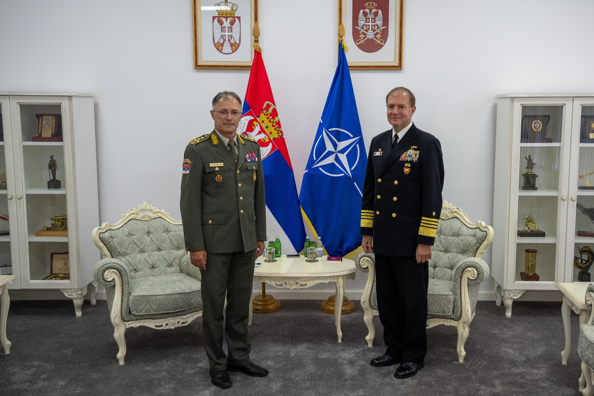 Admirali i NATO's në Beograd për t'u siguruar që "linjat e komunikimit ...