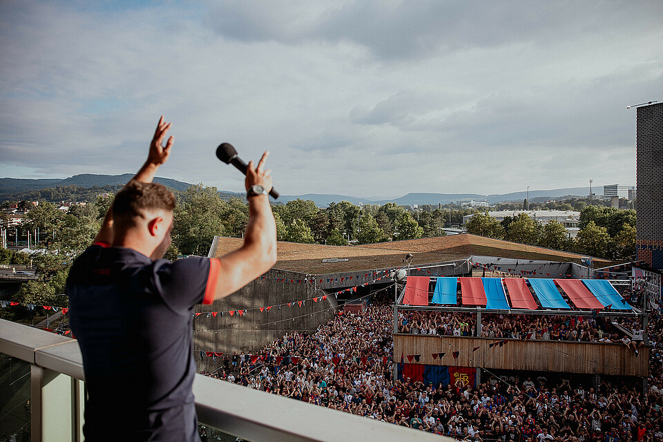 Pritje si “mbret” për Shaqirin nga Baseli dhe tifozët - Gazeta Express