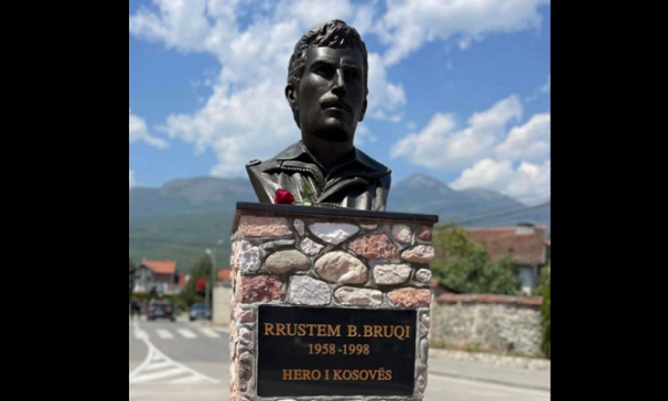 Inaugurohet busti i heroit Rrustem Bruqi në Isniq, Kurti: Lum Kosova që ...