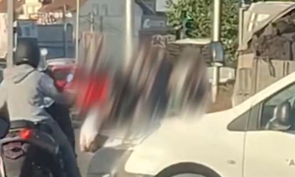 Pamje të rënda: Momenti kur gruaja në Fushë Kosovë goditet pamëshirshëm ... Pamje të rënda: Momenti kur gruaja në Fushë Kosovë goditet pamëshirshëm ...
