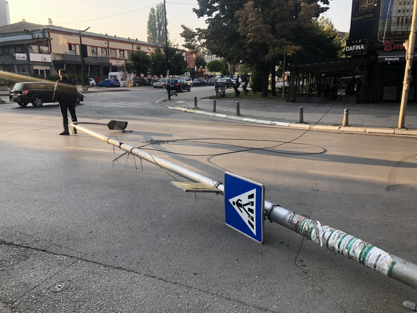 Bie një shtyllë e ndriçimit publik te Qafa, bllokon komunikacionin ...