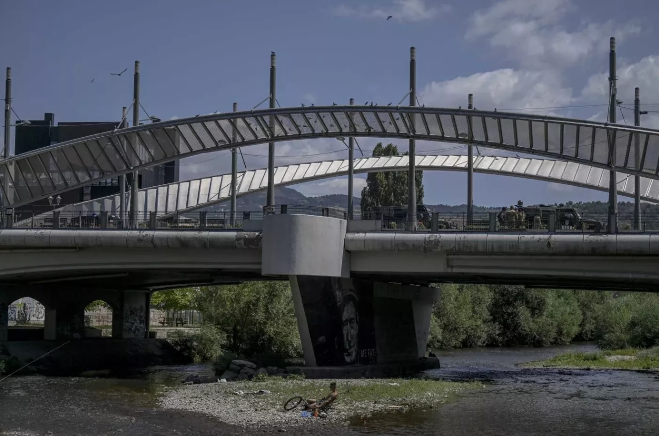 Dimal Basha bën “shaka”me ushtarët e KFOR-it tek Ura e Ibrit: Le të ...