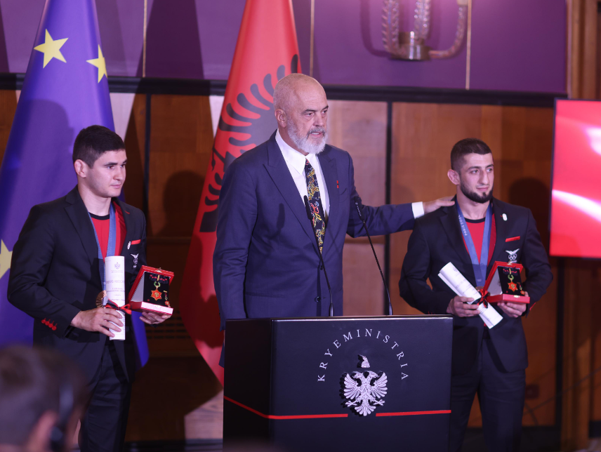 Nga shtëpia tek vlerat monetare, qeveria shpërblen Chermen Valiev dhe Islam Dudaev - Gazeta Express