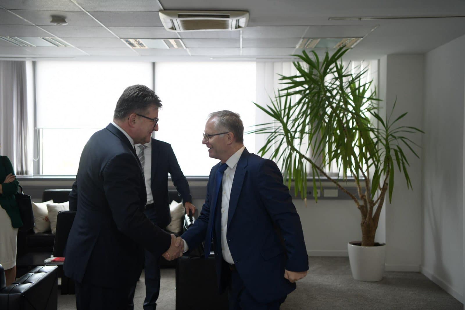 Konjufca e futi në arkivol dialogun me Serbinë, por Bislimi po ...