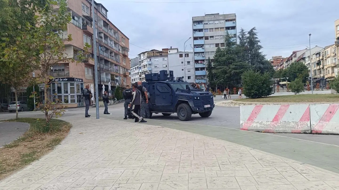 Automjete të blinduara të policisë shihen te bizneset e sapohapura dhe ...