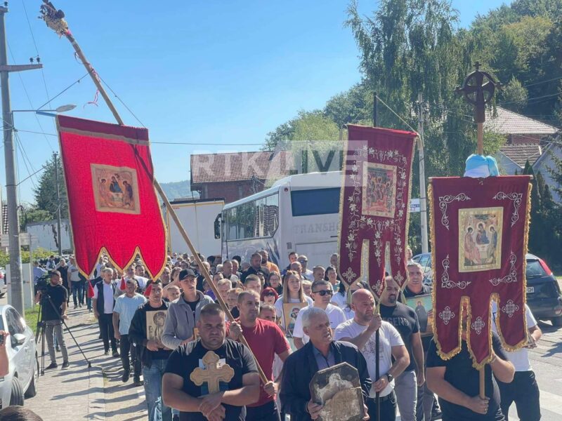 Protestojnë serbët në Zubin Potok për "dëmtimin e objekteve fetare ...