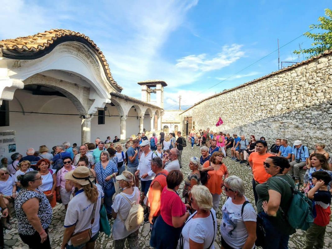 Rama: Turistë nga të gjitha kombësitë në Muzeun Ikonografik të Onufrit ...
