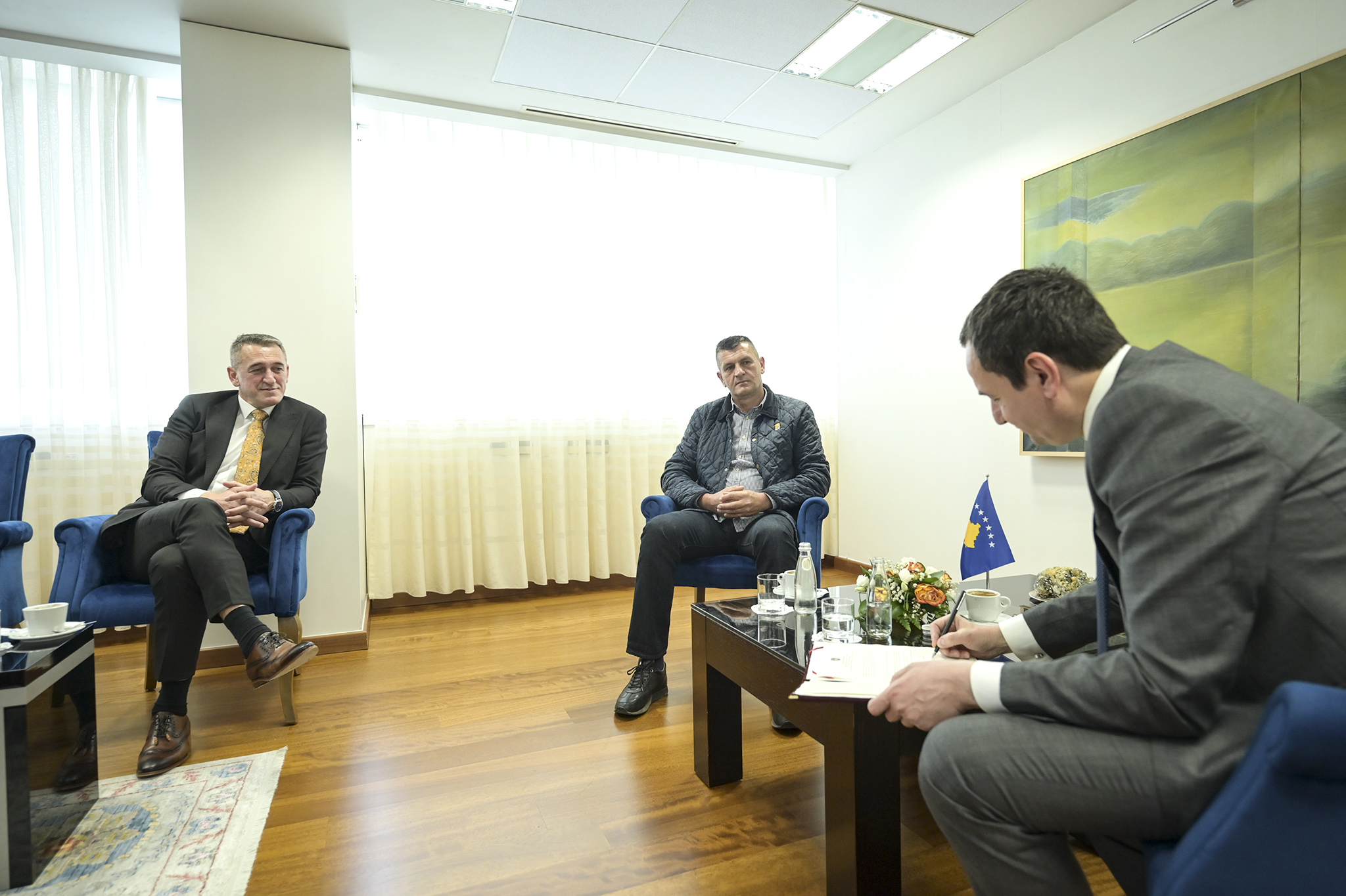 Zëvendësi i Rashiqit jep dorëheqje nga partia - Gazeta Express Zëvendësi i Rashiqit jep dorëheqje nga partia - Gazeta Express