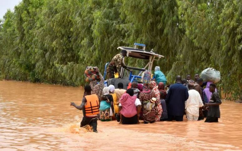 Përmbytjet detyrojnë Nigerinë të nisë me vonesë vitin e ri shkollor ...