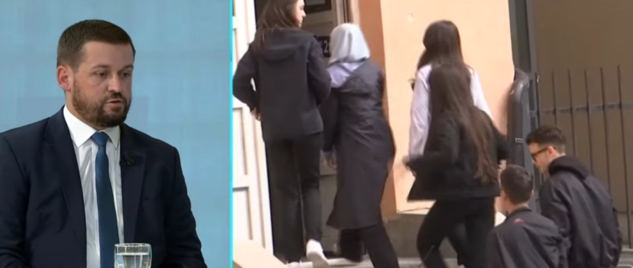 Rikthehet në shkollë vajza që ishte përjashtuar për shkak të shamisë ...