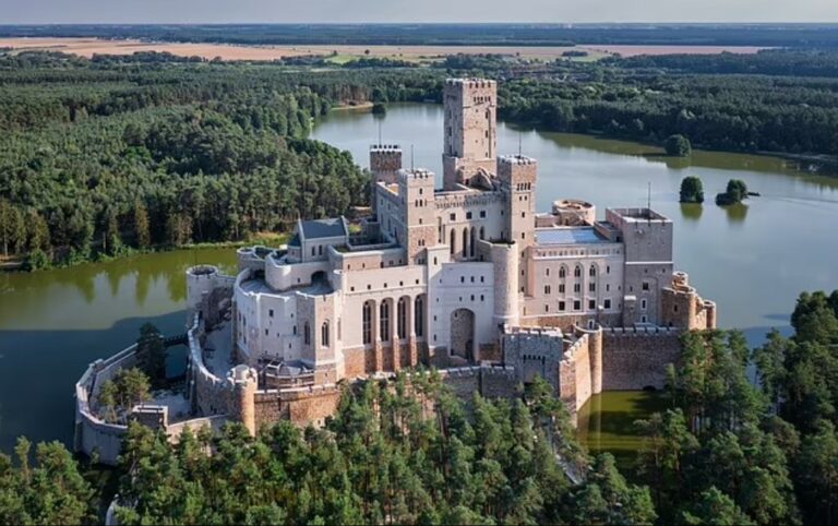 Kështjella misterioze e përrallave moderne në Poloni që është ndërtuar ...