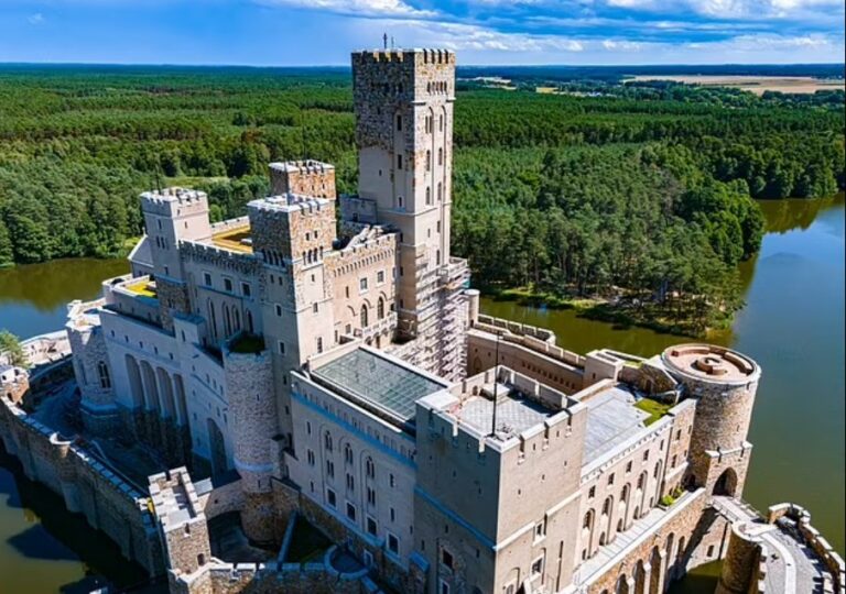 Kështjella misterioze e përrallave moderne në Poloni që është ndërtuar ...