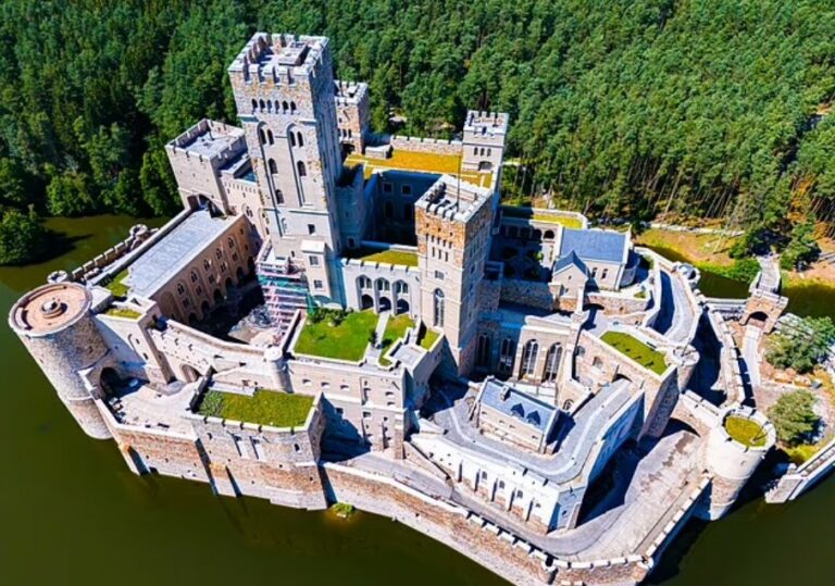 Kështjella misterioze e përrallave moderne në Poloni që është ndërtuar ...