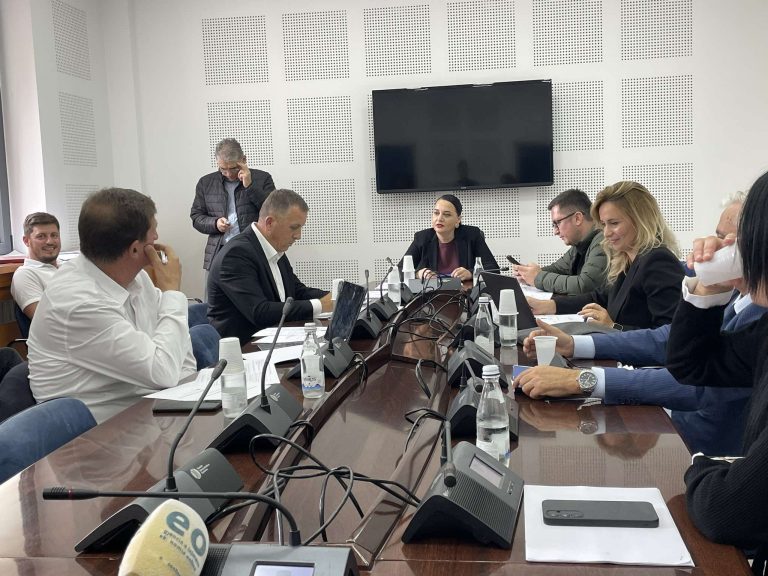 Në mungesë të kuorumit, dështon mbledhja e Komisionit për Mjedis ... Në mungesë të kuorumit, dështon mbledhja e Komisionit për Mjedis ...