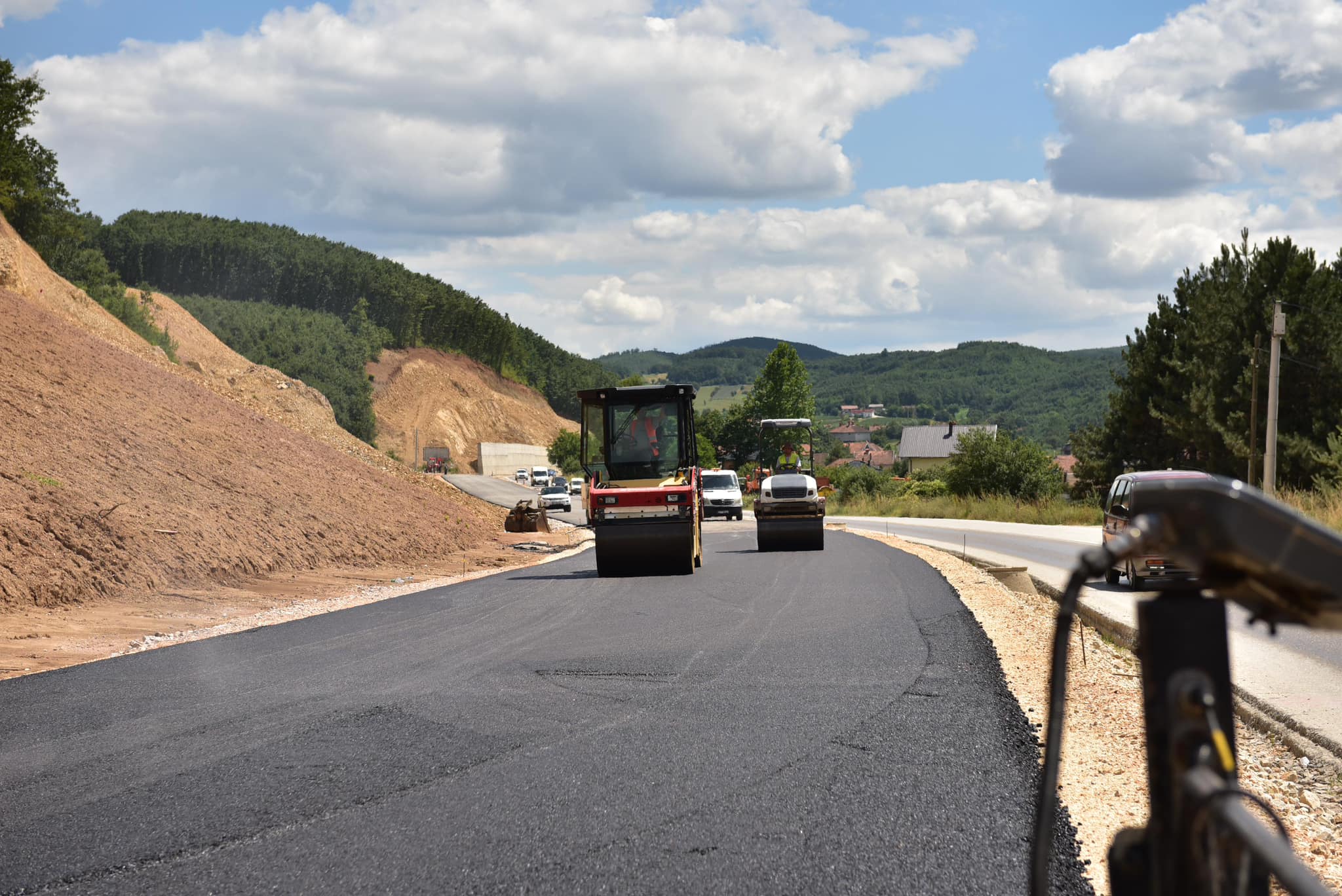 MI jep edhe një tender për punë shtesë në rrugën Prishtinë-Podujevë, a ...