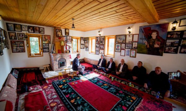 Abdixhiku në Açarevë, qëndron në kullën e heroit Ismet Rrahmani ... Abdixhiku në Açarevë, qëndron në kullën e heroit Ismet Rrahmani ...