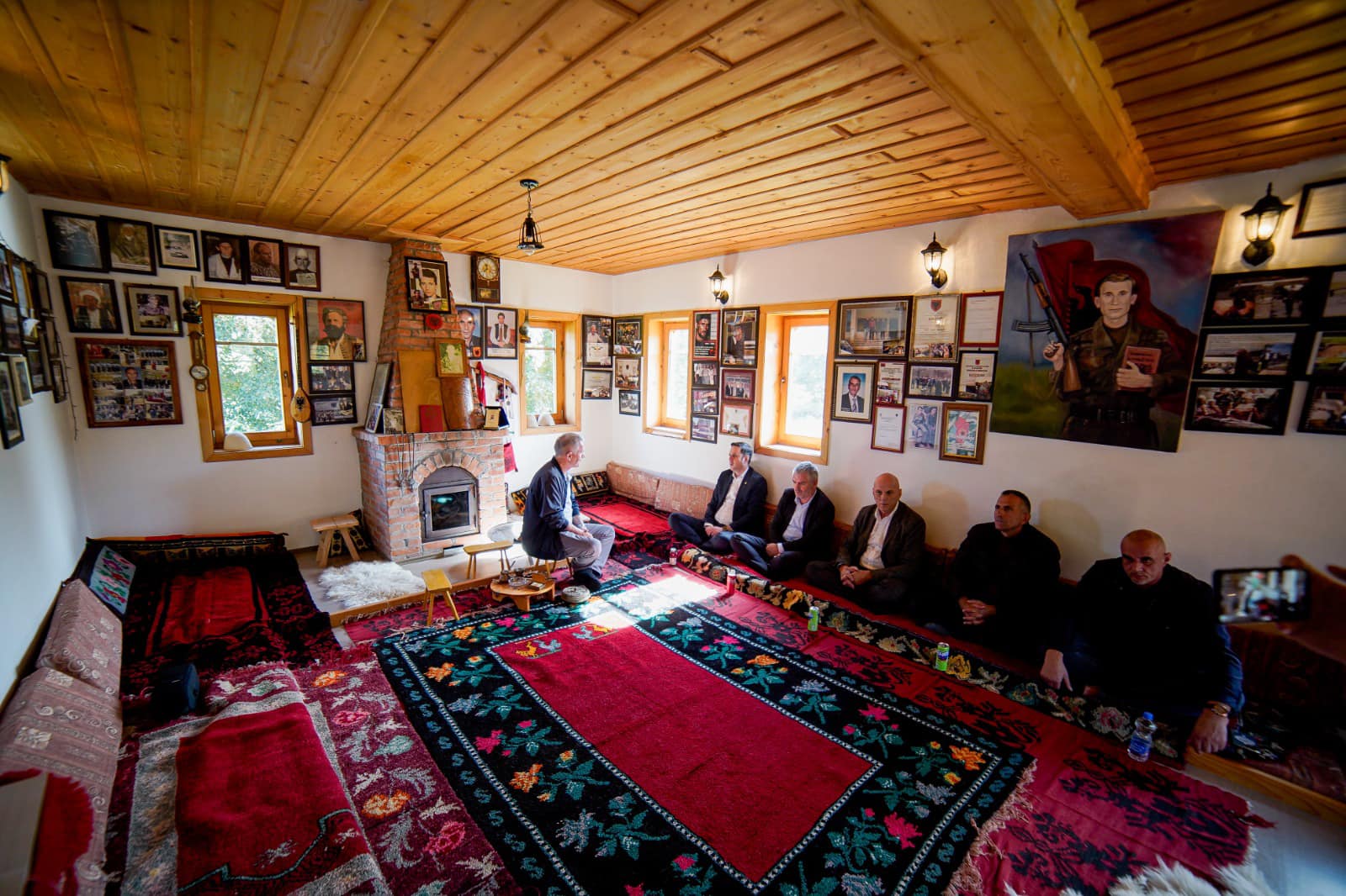 Abdixhiku në Açarevë, qëndron në kullën e heroit Ismet Rrahmani ...