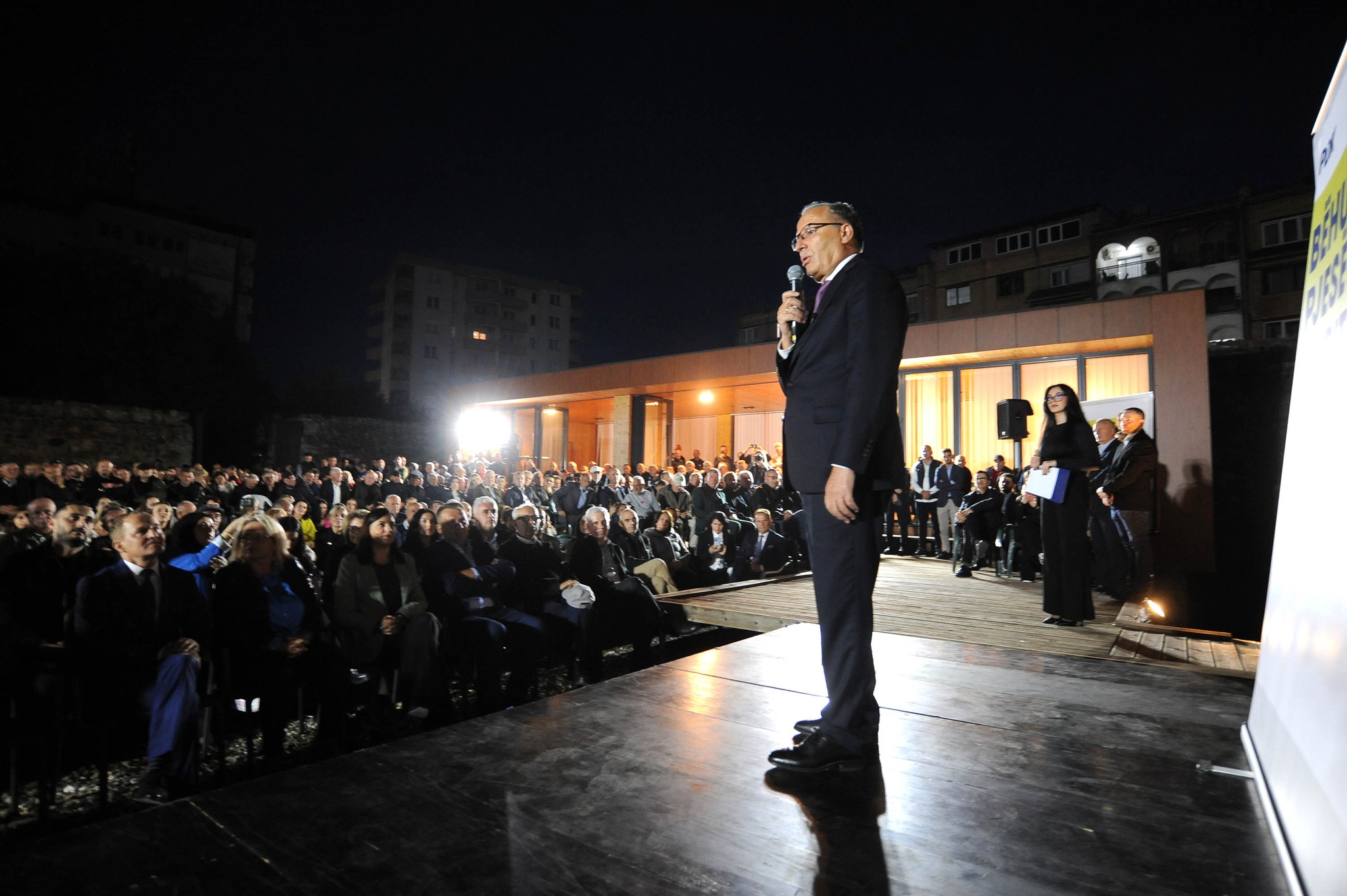 Hamza me qytetarë në Kalanë e Vushtrisë, flet për mirëqenie, paga më të ...