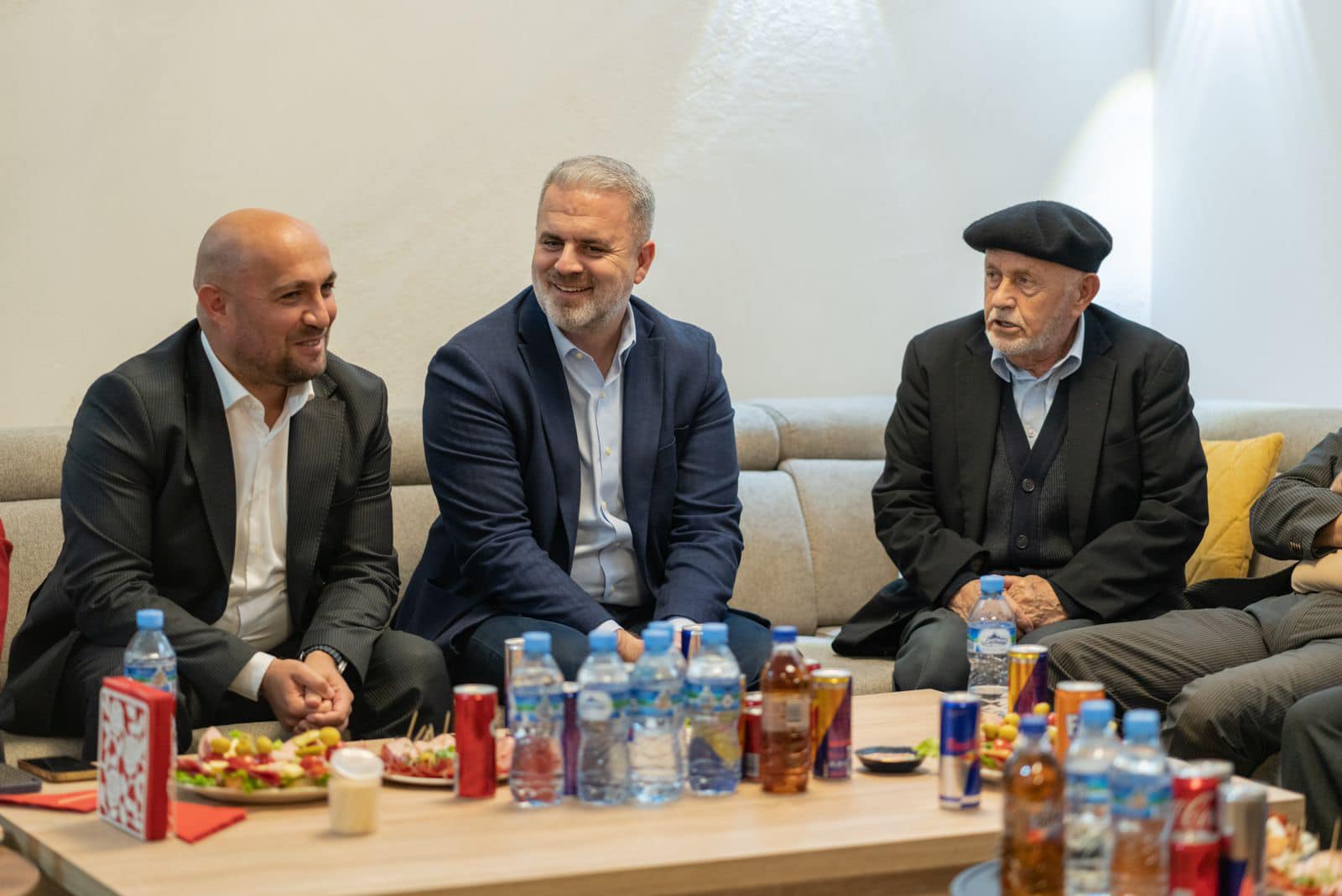 Visar Azemi viziton një familje në Shtime: Po punojmë çdo ditë që ta ...