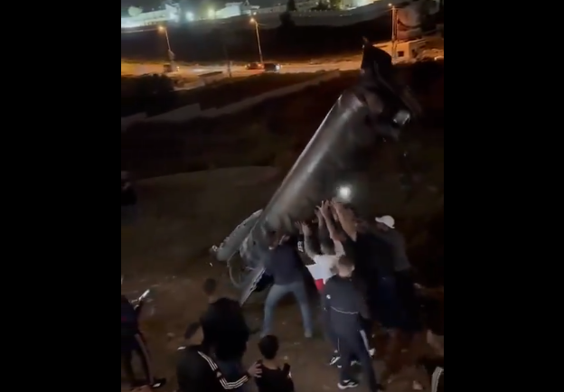 Pamje se si palestinezët në Ramallah luajnë me raketën e pashpërthyer ... Pamje se si palestinezët në Ramallah luajnë me raketën e pashpërthyer ...
