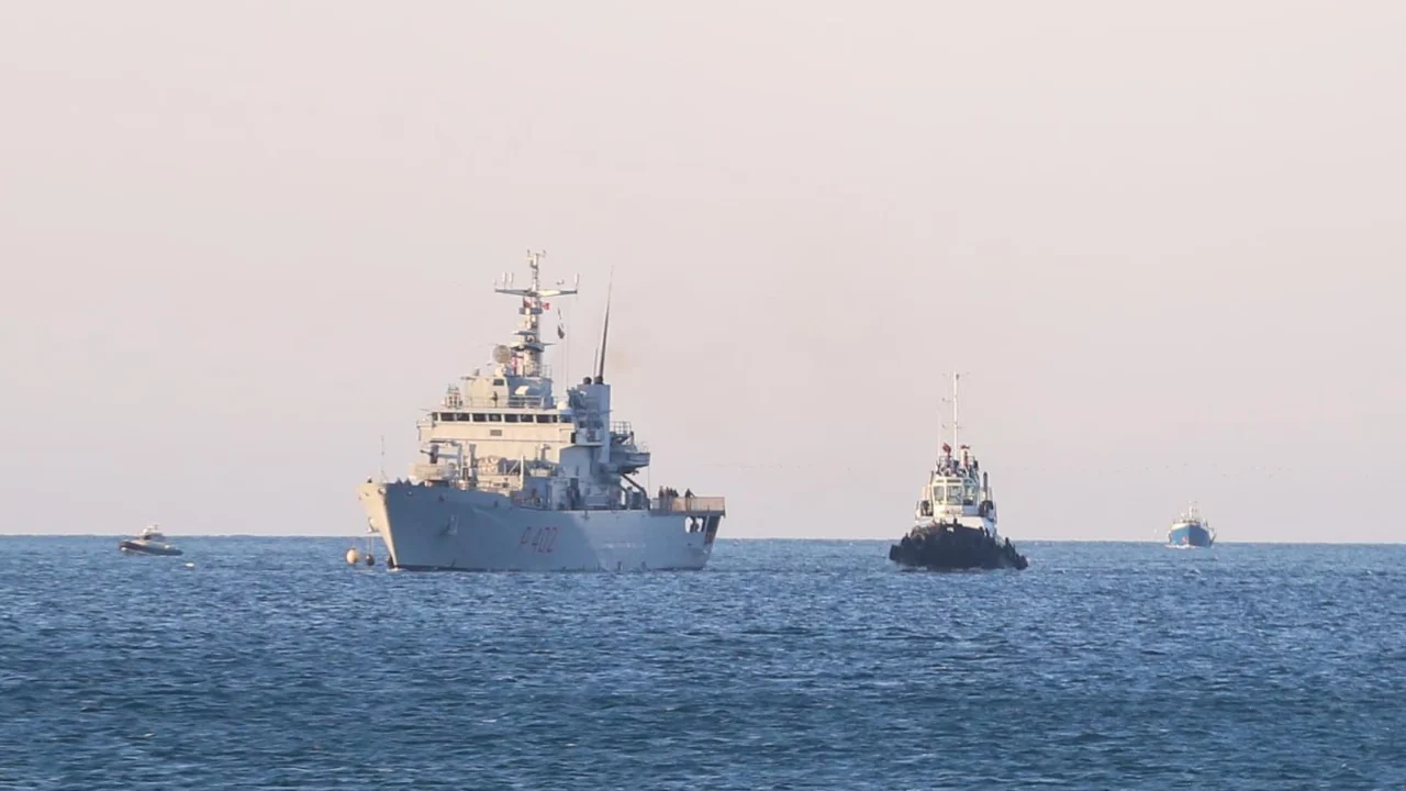 Mbërrin në Shqipëri anija italiane me 16 emigrantët e parë - Gazeta Express