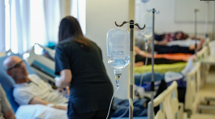 Mjekë e infermierë të demotivuar nga pagesa, mbingarkesa, fyerjet ...