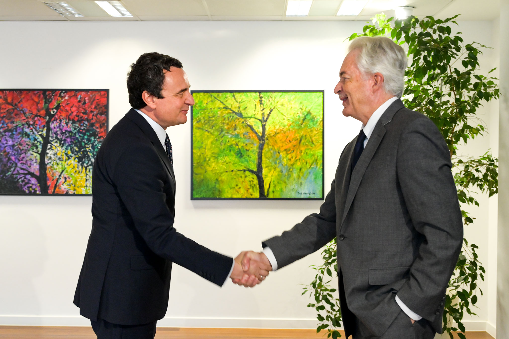 Vizita e Shefit të CIA në gusht, Reuters citon burimet: I kërkoi Kurtit ...