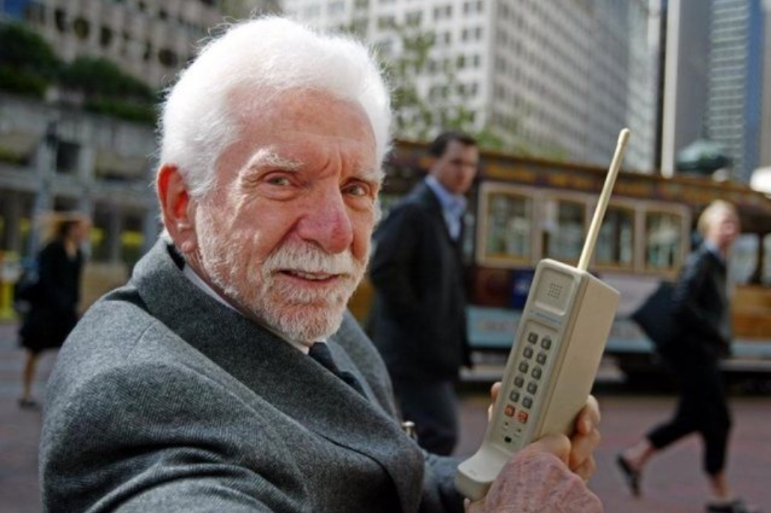 Si u shpikën celularët, telefoni i parë i krijuar nga ‘Motorola ...