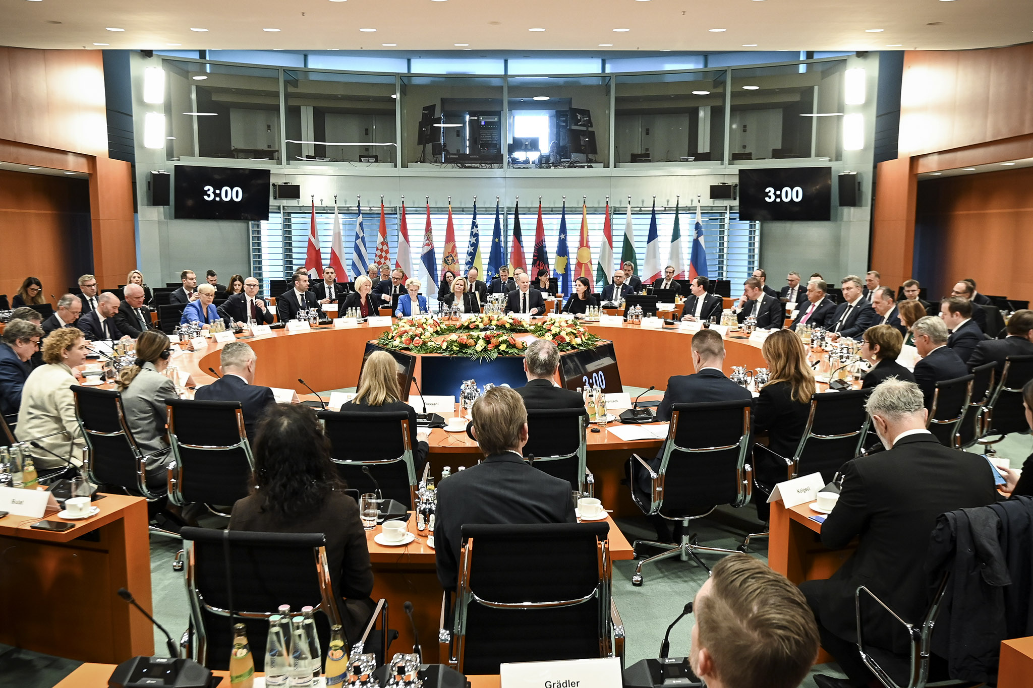 Kurti në Berlin përmend që s’ka fluturime komerciale Kosovë -Serbi qe ...