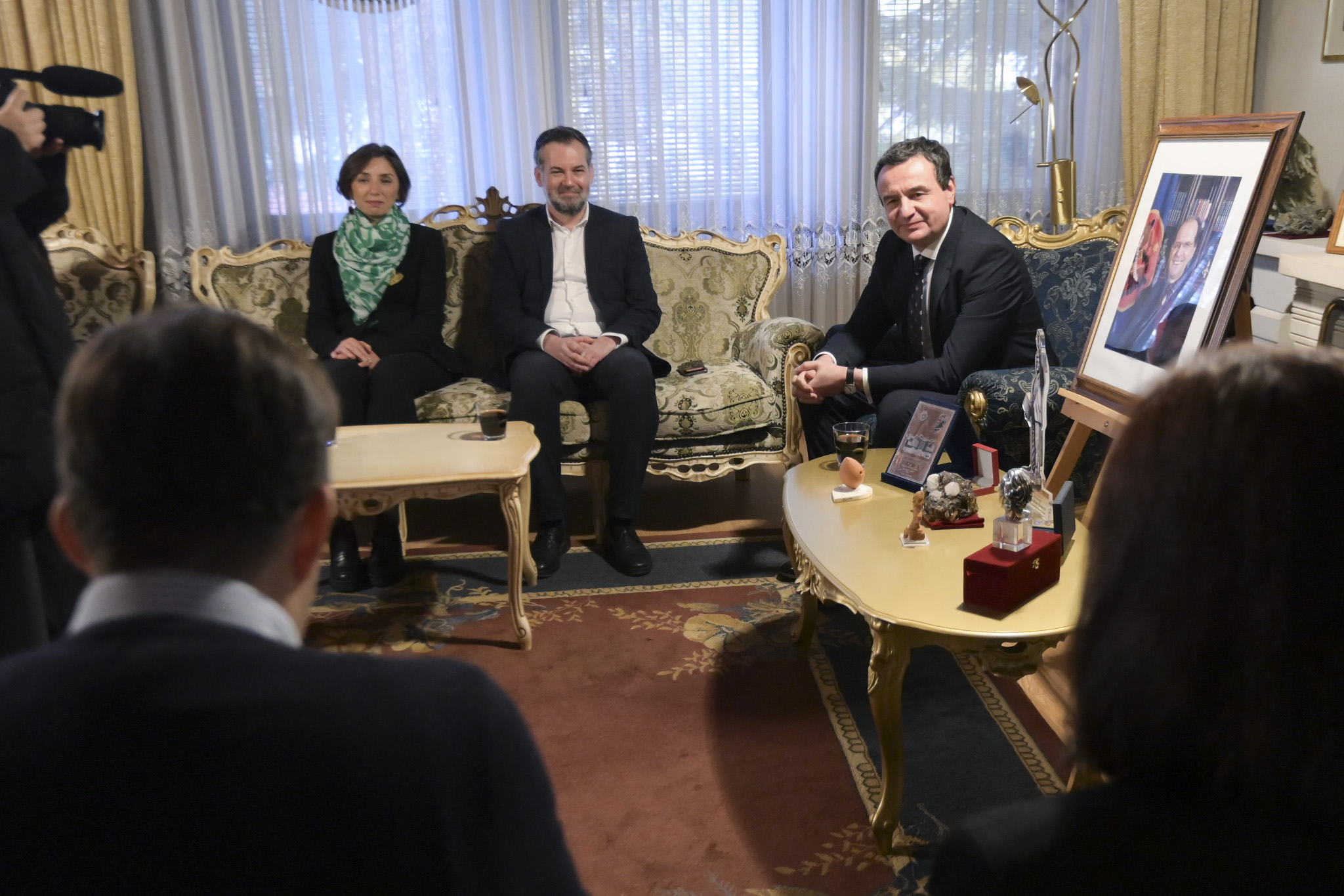 Kurti e Çeku në rezidencën e Rugovës për t'i parë punimet restauruese ...