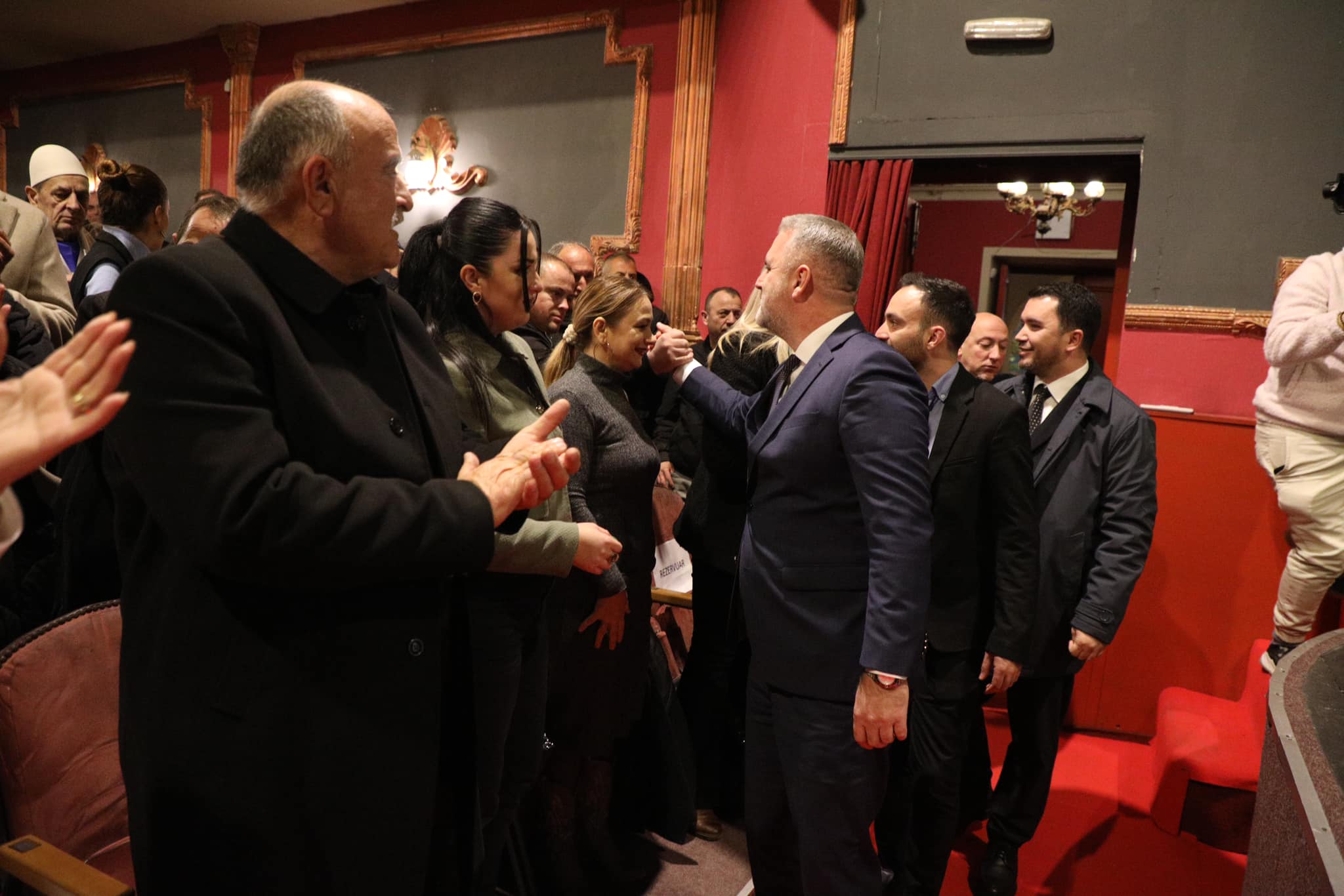 Visar Azemi takon nëndegët e qytetit në Ferizaj: Bashkë për ndryshimin ...