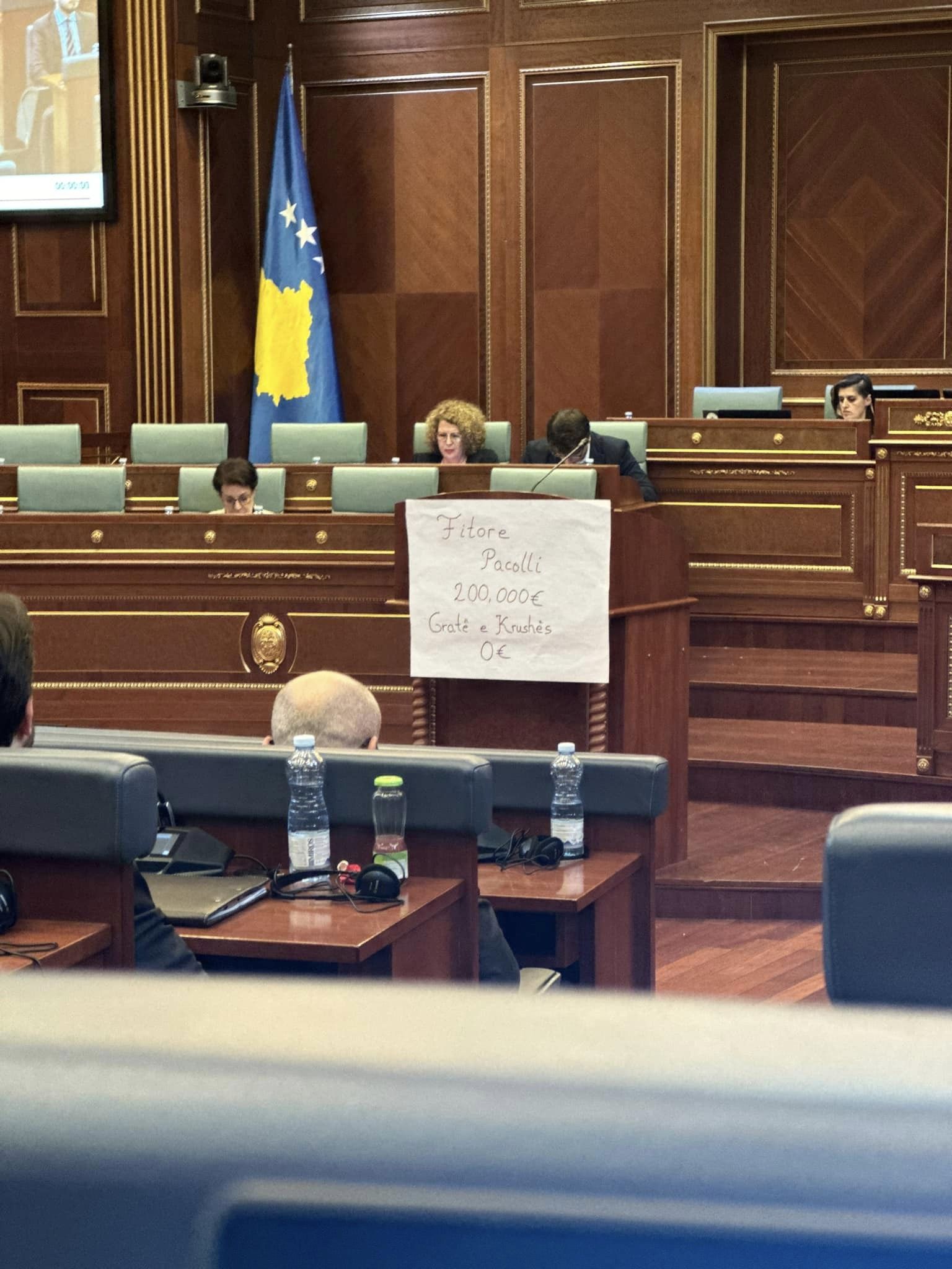 "Fitore Pacolli 200,000 euro, Gratë e Krushës 0 euro", pankarta në ...