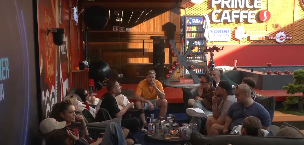 Zarfi i zi në shtëpi, banorët në panik, diskutojnë në lidhje me të ...