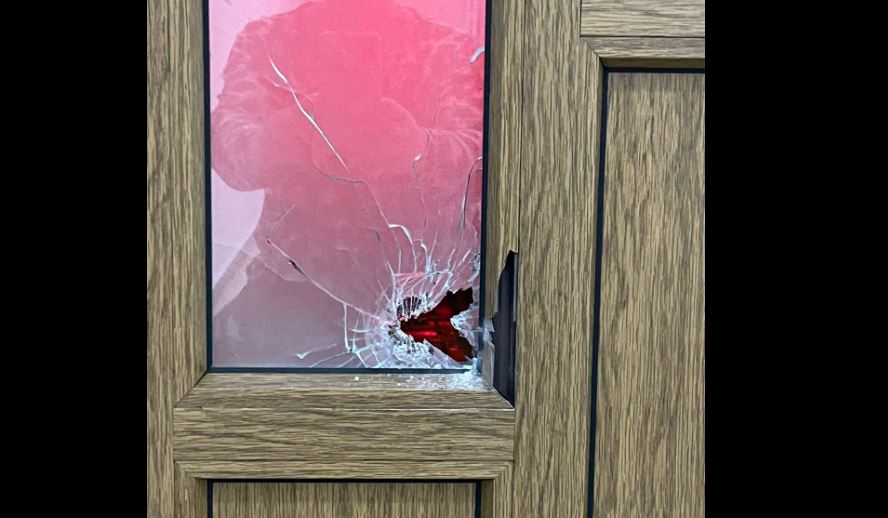 Plagosja në Vranjefc/ Plumbi qëllon derën e shtëpisë të ish-zyrtarit të ...