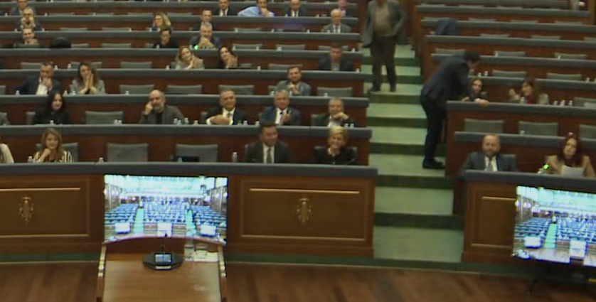 Kusari-Lila kthehet në Kuvend pak ditë pasi u operua nga kanceri në gji ...